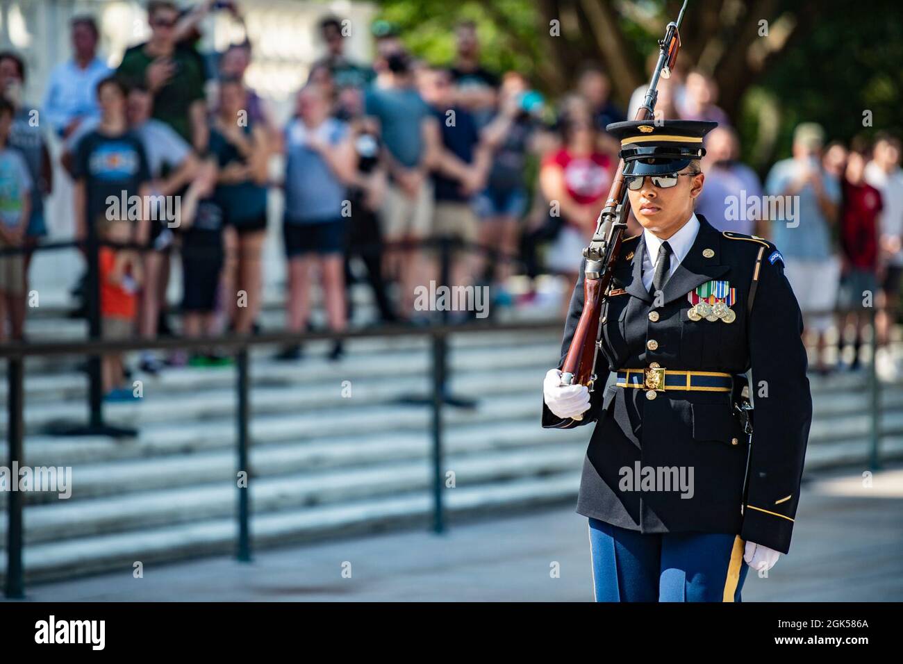 A Tomb Guard walks the mat at the Tomb of the Unknown Soldier at ...