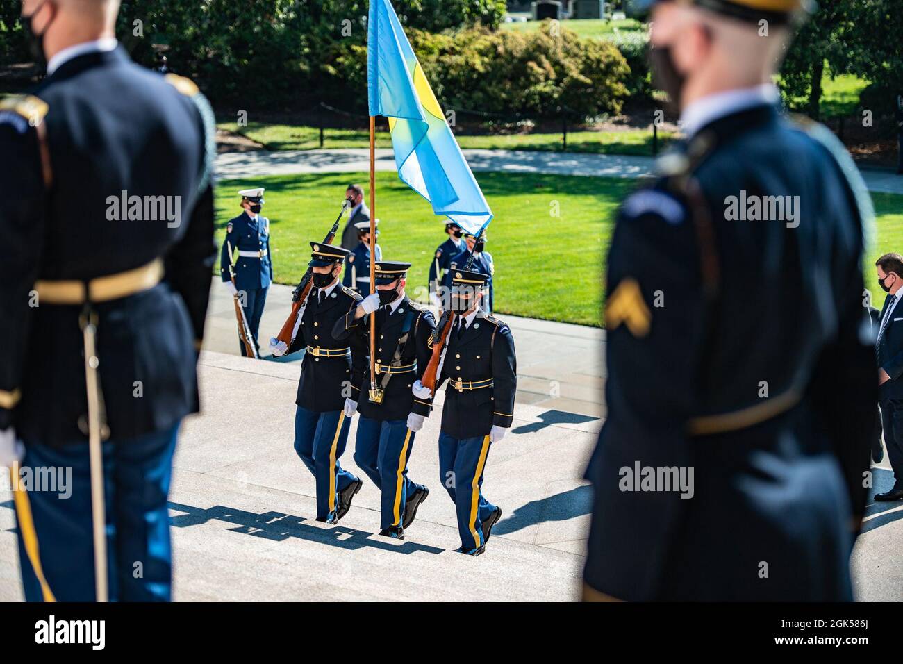 A color guard from the 3d U.S. Infantry Regiment (The Old Guard ...