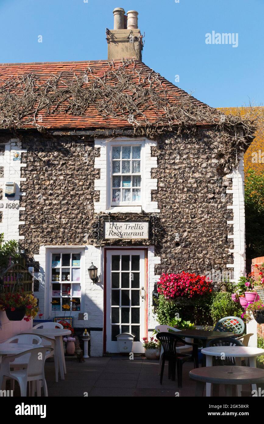 Trellis cafe hi-res stock photography and images - Alamy