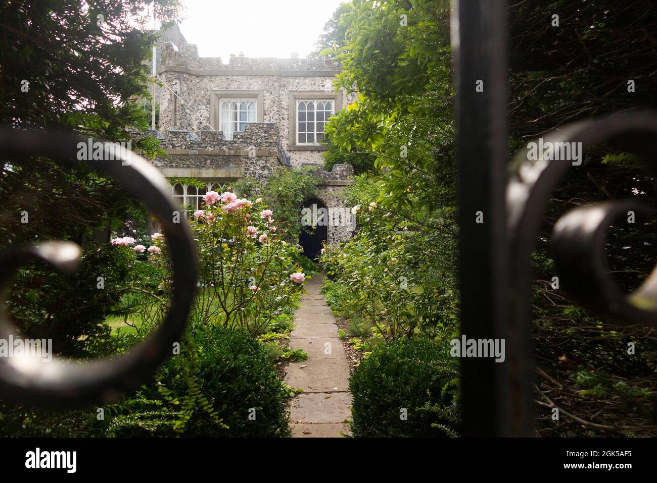 Castellated parapet hi-res stock photography and images - Alamy