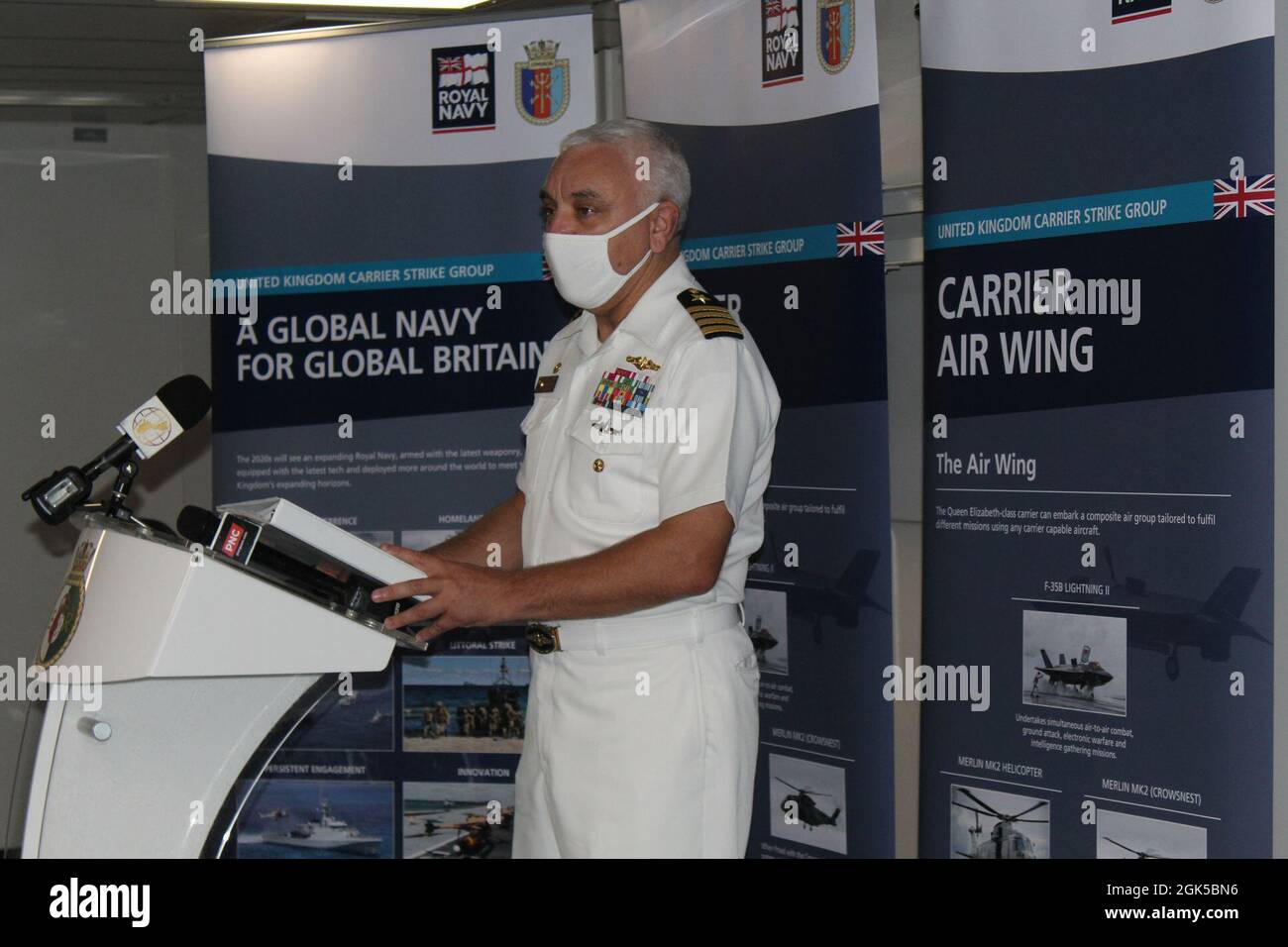 Commanding officer of hms queen elizabeth hi-res stock photography and ...