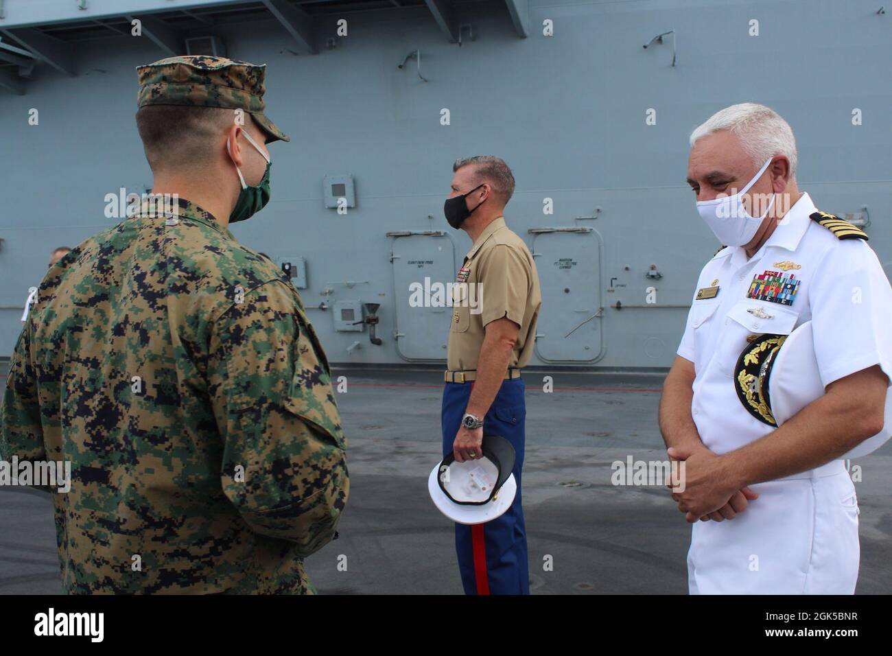 Commanding officer of hms queen elizabeth hi-res stock photography and ...