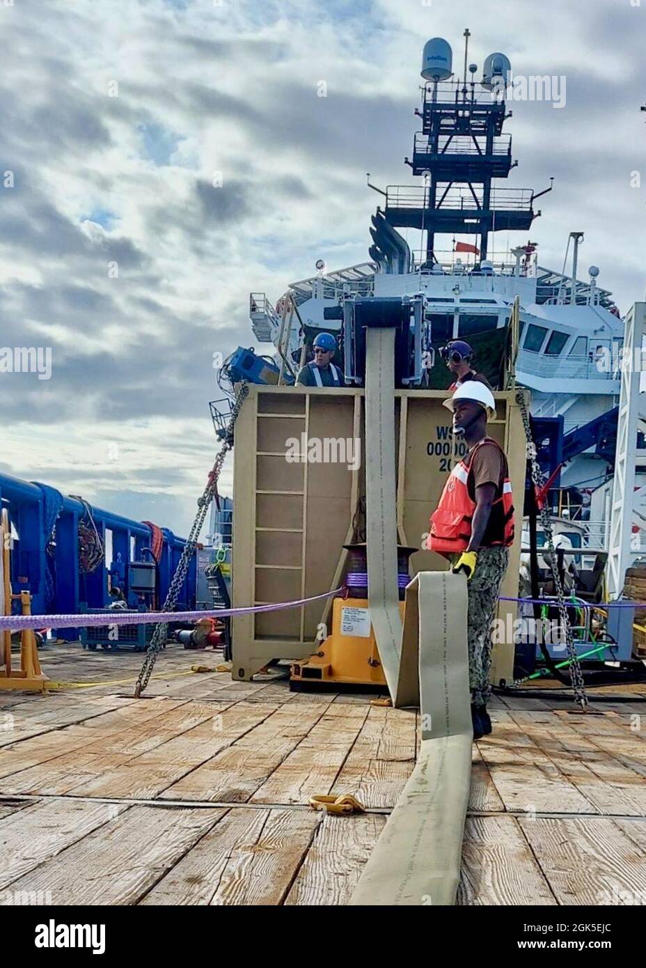 Navy Reserve Sailors from NAVSUP Fleet Logistics Center (FLC ...
