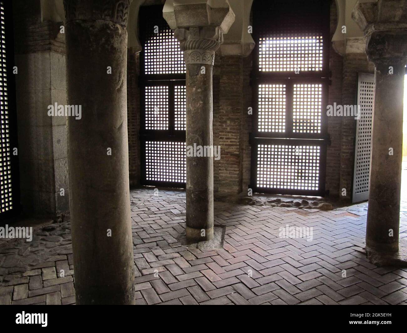 Wall high columns hi-res stock photography and images - Alamy