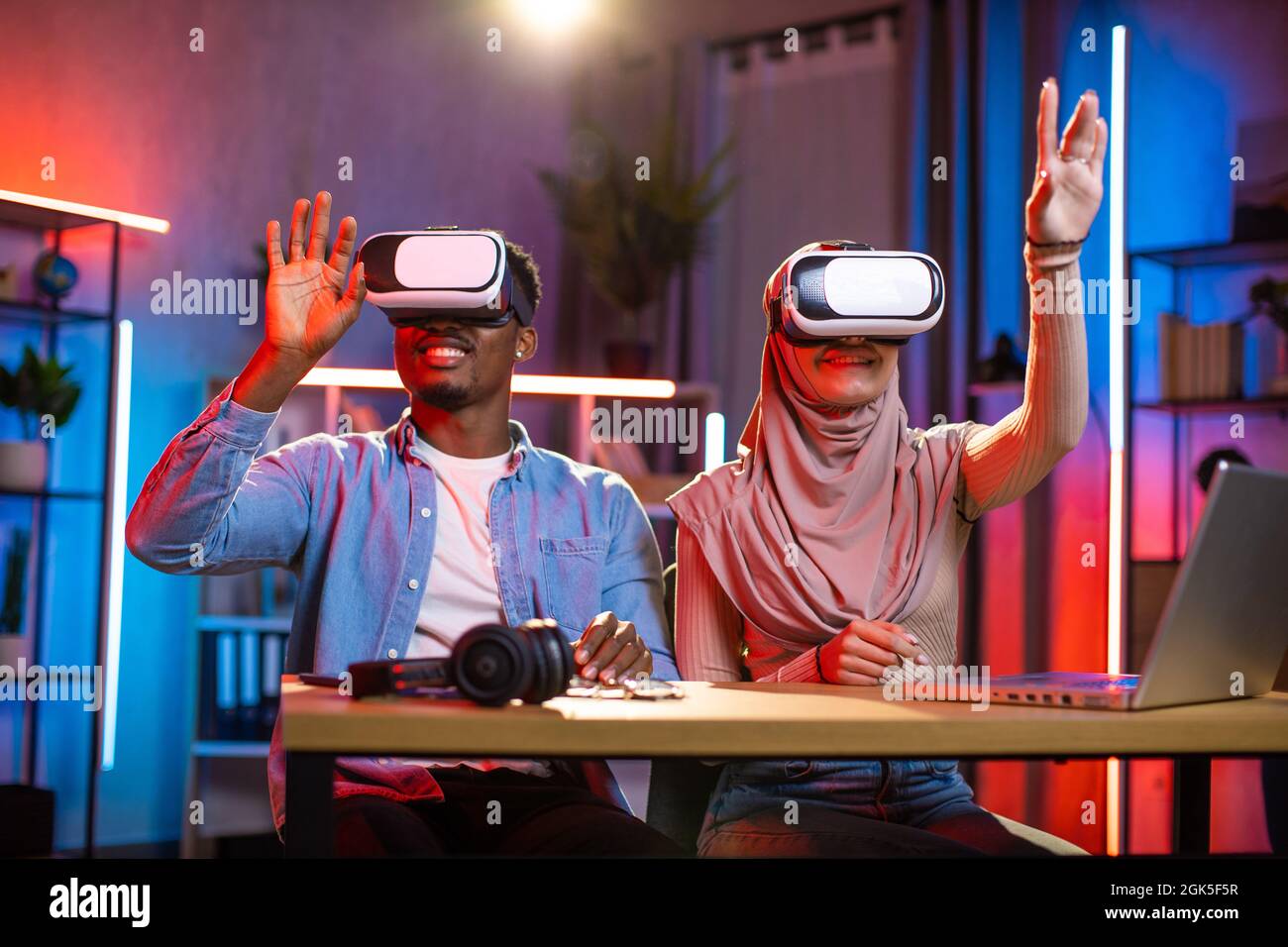 Augmented reality couple play hi-res stock photography and images - Alamy