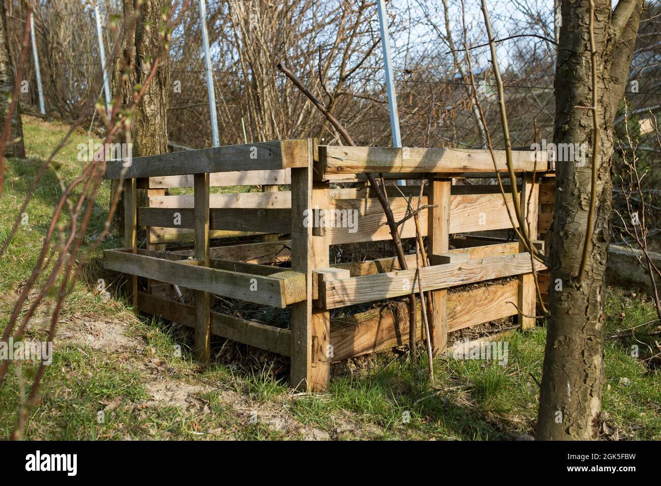 Pallet Compost Bin. Composter made og pallets in garden Stock Photo - Alamy