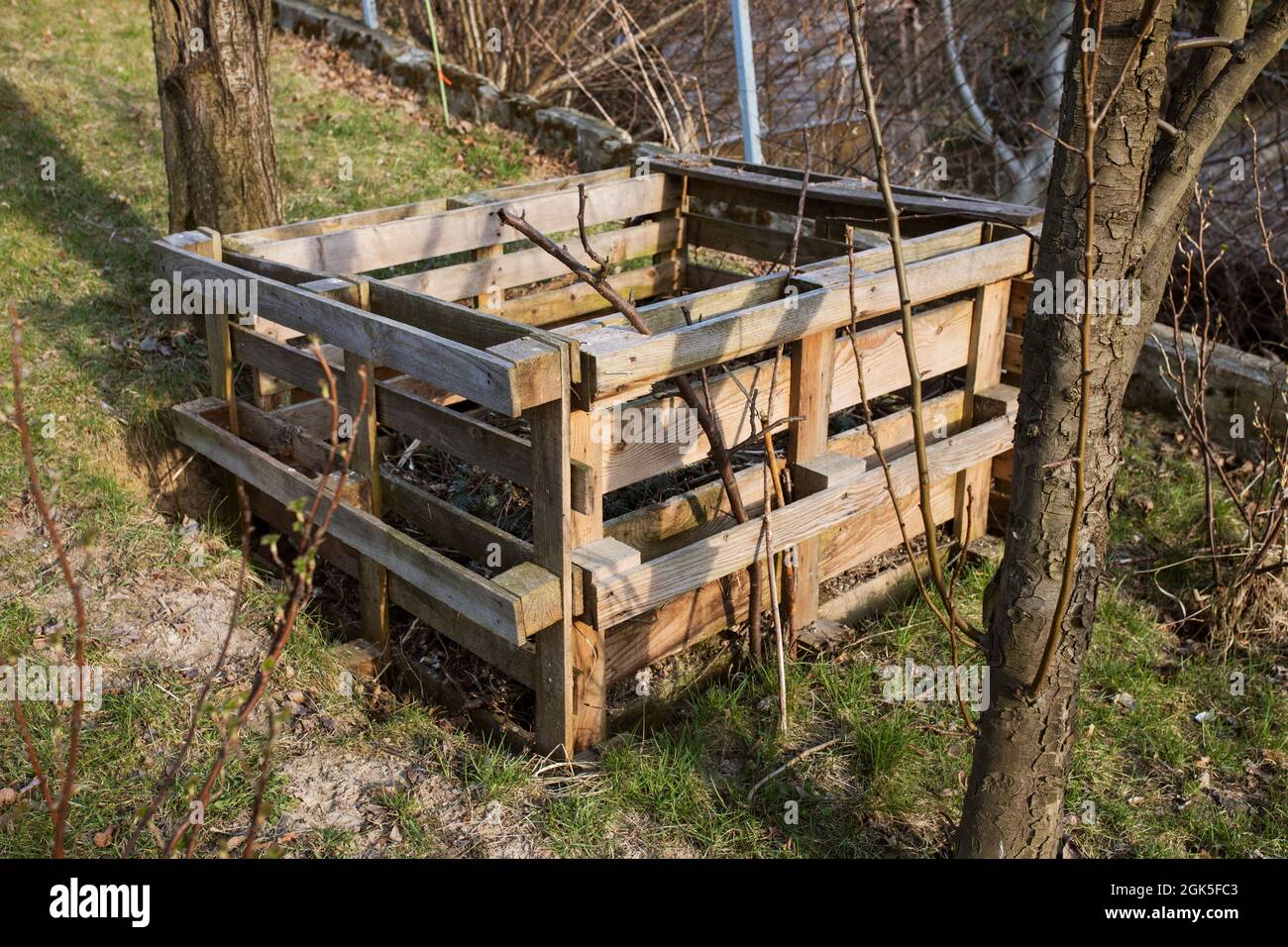 Pallet Compost Bin. Composter made og pallets in garden Stock Photo - Alamy