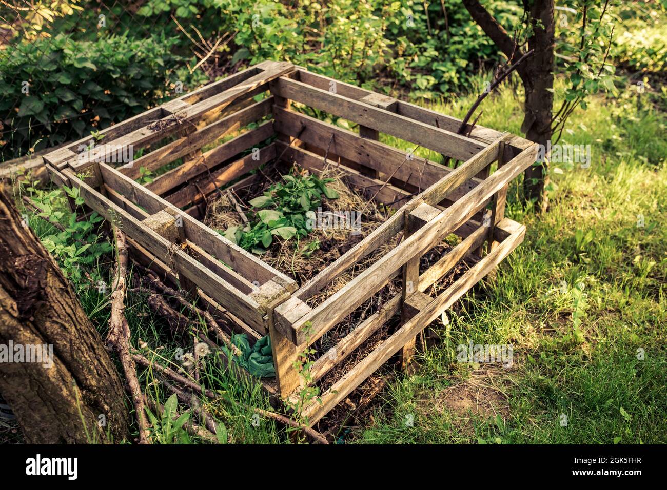 Pallet Compost Bin. Composter made og pallets in garden Stock Photo - Alamy