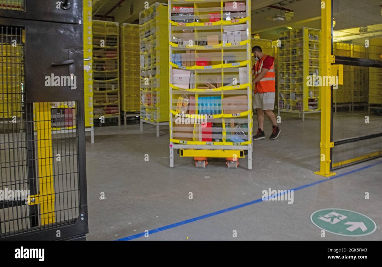 Graben, Germany. 13th Sep, 2021. An employee moves a pallet loaded with ...
