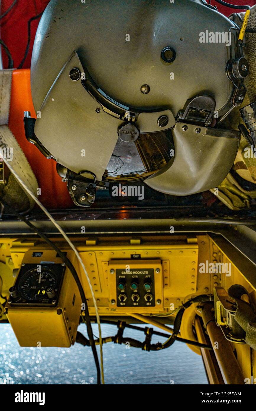 Bottom of a chinook helicopter hi-res stock photography and images - Alamy