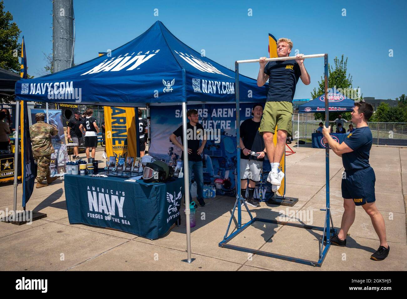Navy pull up challenge hi-res stock photography and images - Alamy