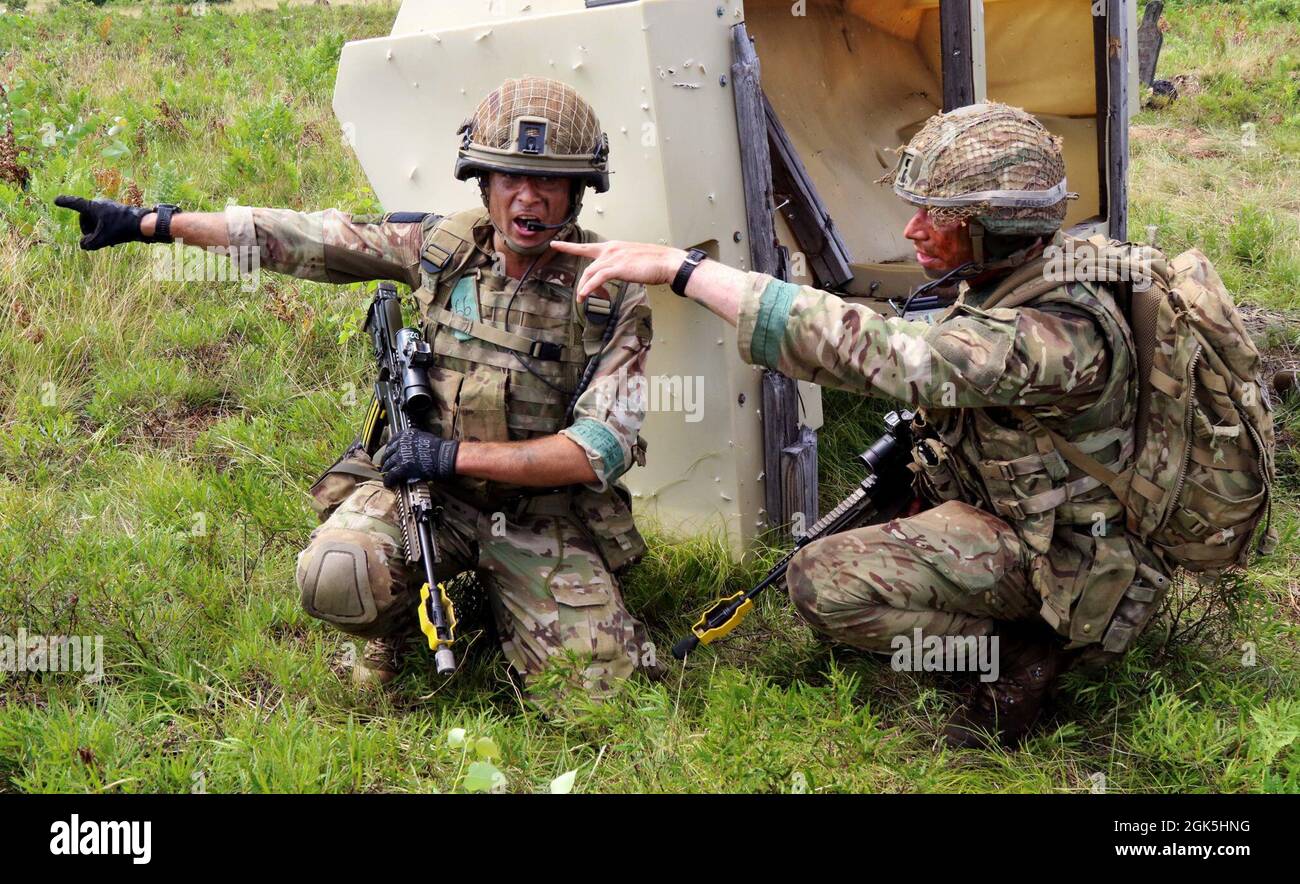British soldiers with the 4th Battalion, Parachute Regiment (4 PARA ...