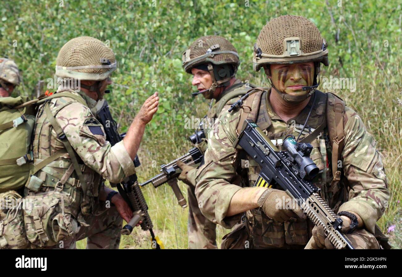 British soldiers with the 4th Battalion, Parachute Regiment (4 PARA ...