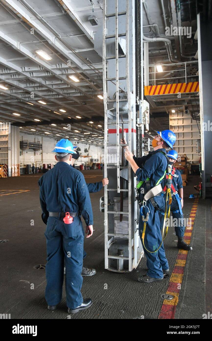 Sliding padeye hi-res stock photography and images - Alamy