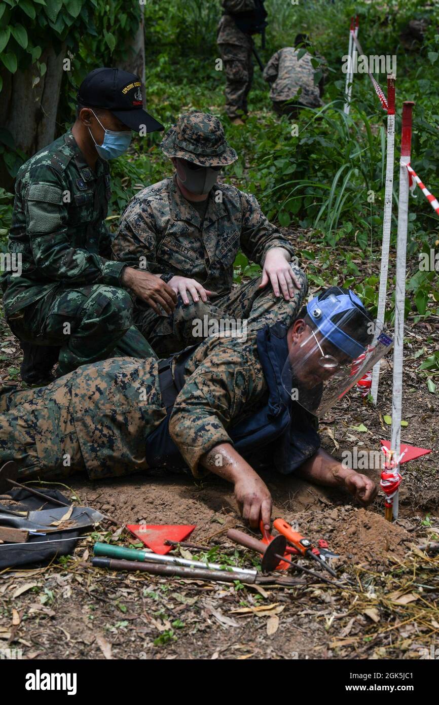 Royal Thai Army Sgt. Maj. 1st Class Amonrit Tulprasom, back left, an ...