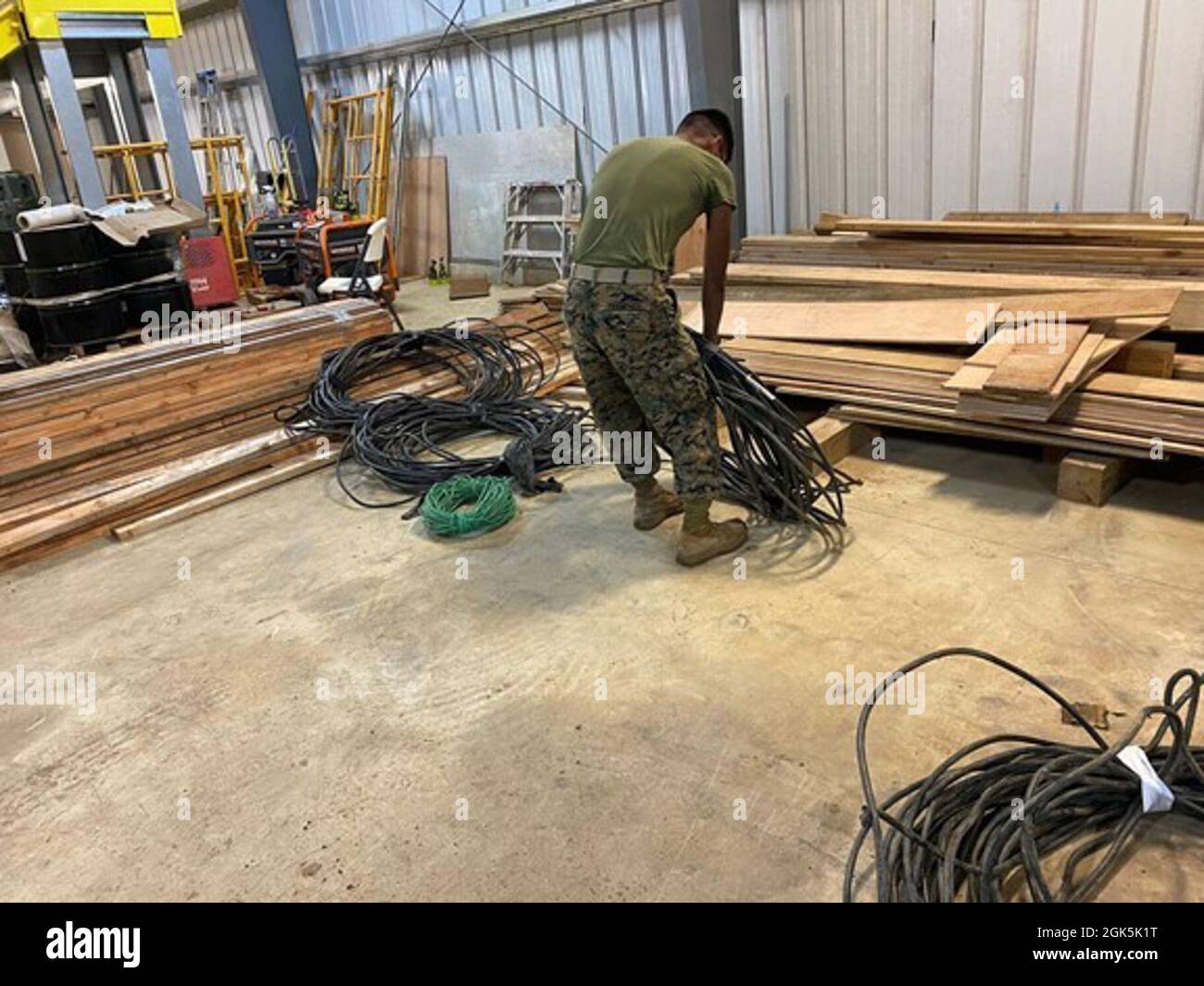 7th Engineer Support Battalion Marines untangle and sort electrical ...