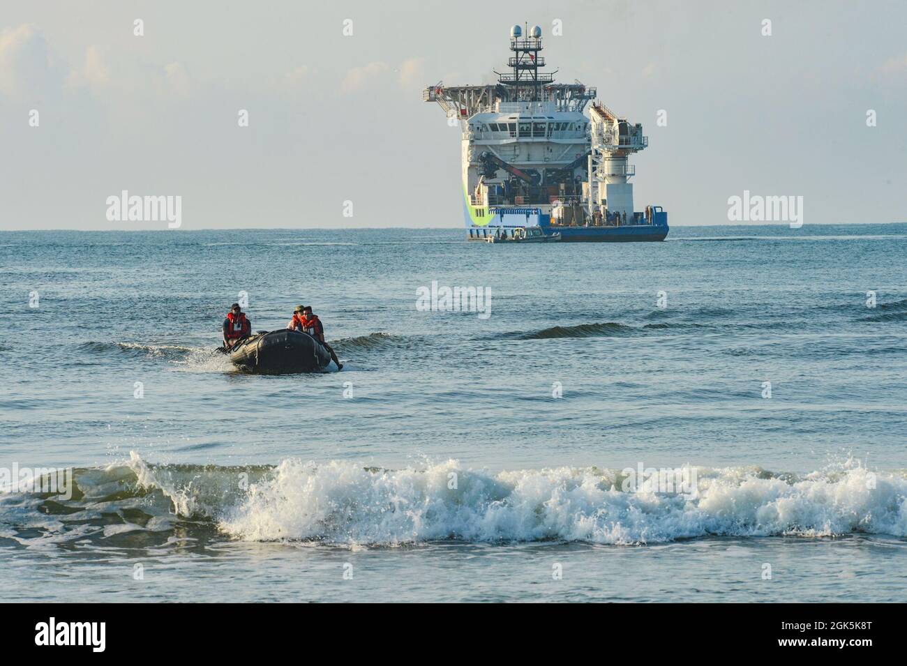 Mobile Dive and Salvage Unit TWO Sailors bring a tension line in from ...