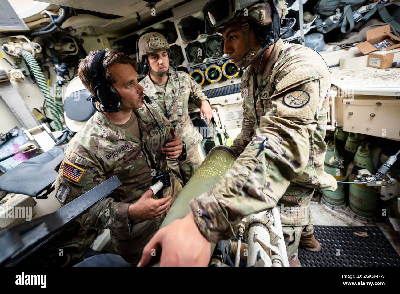 Cannon crew members from the 1st battalion hi-res stock photography and ...