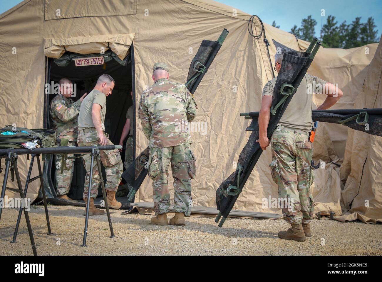 U.S. Army Reserve Soldiers from the 624th Forward Surgical Team (FST ...