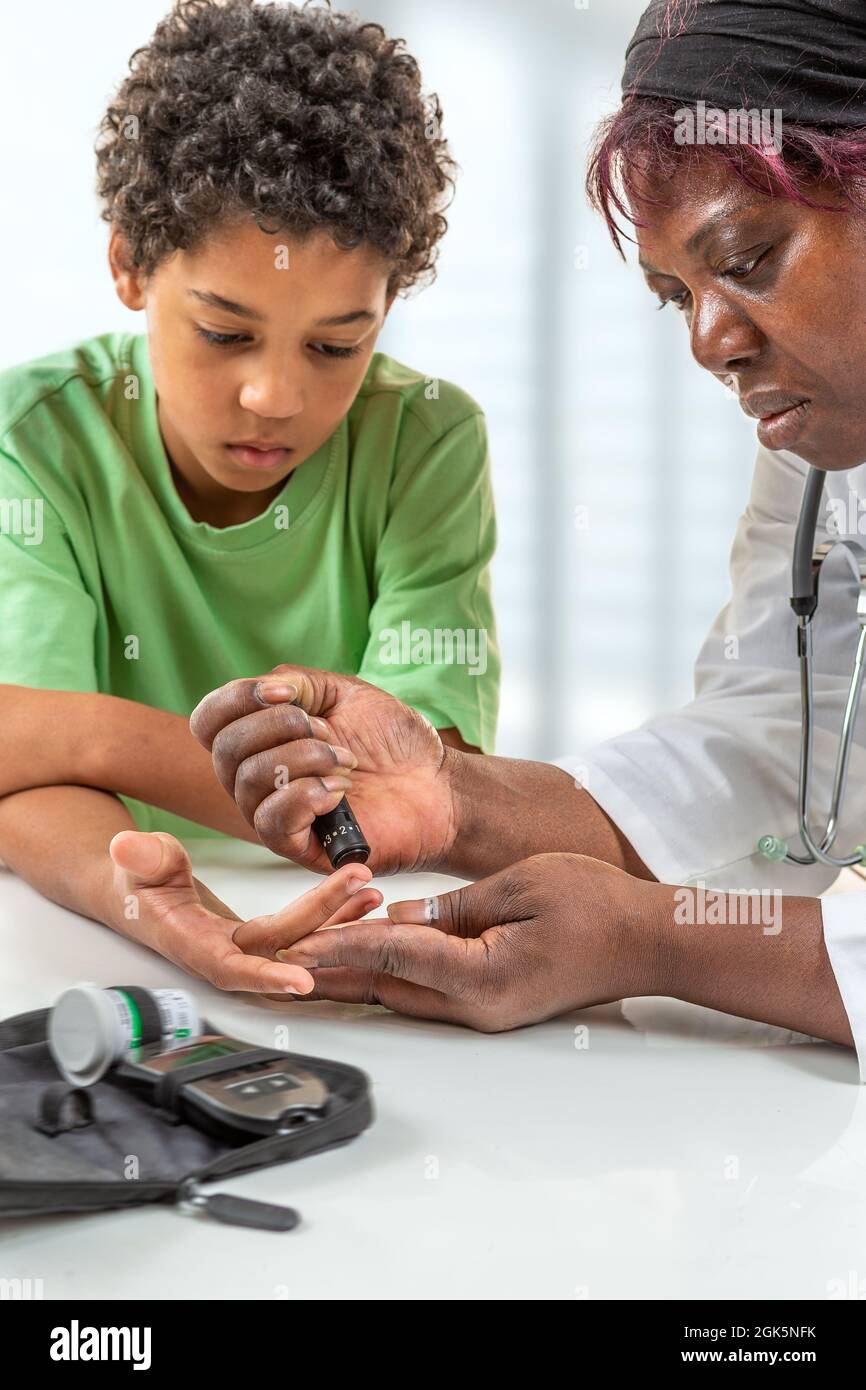 Child diabetes doctor hi-res stock photography and images - Alamy