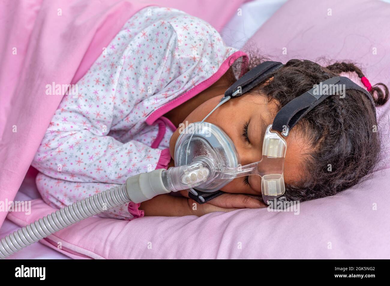 Child suffering from Sleep Apnea, using a CPAP machine Stock Photo - Alamy