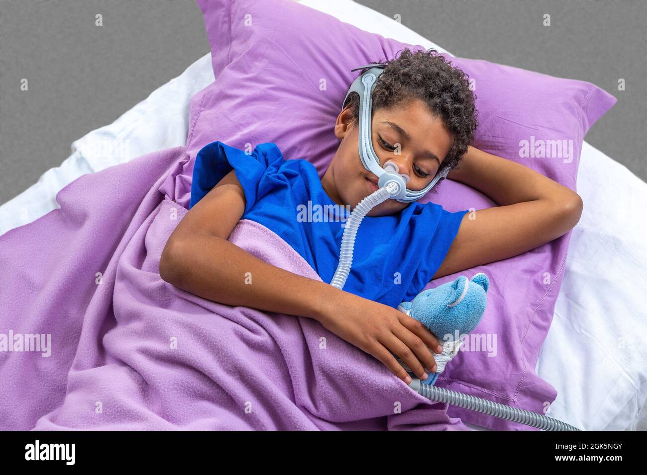 Child suffering from Sleep Apnea, using a CPAP machine Stock Photo - Alamy