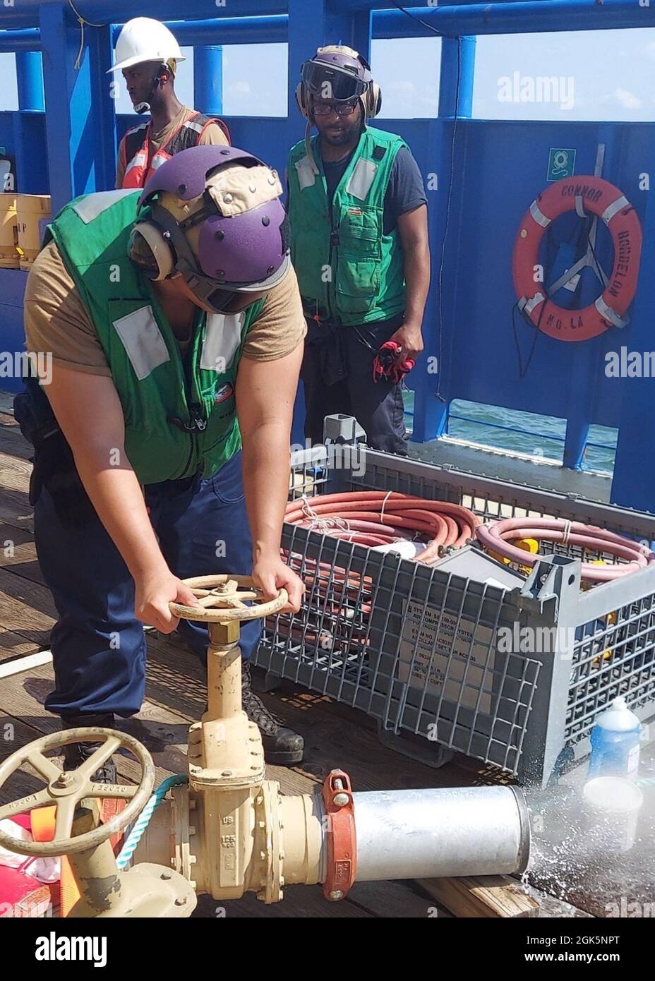Navy Reserve Sailors from NAVSUP Fleet Logistics Center (FLC ...