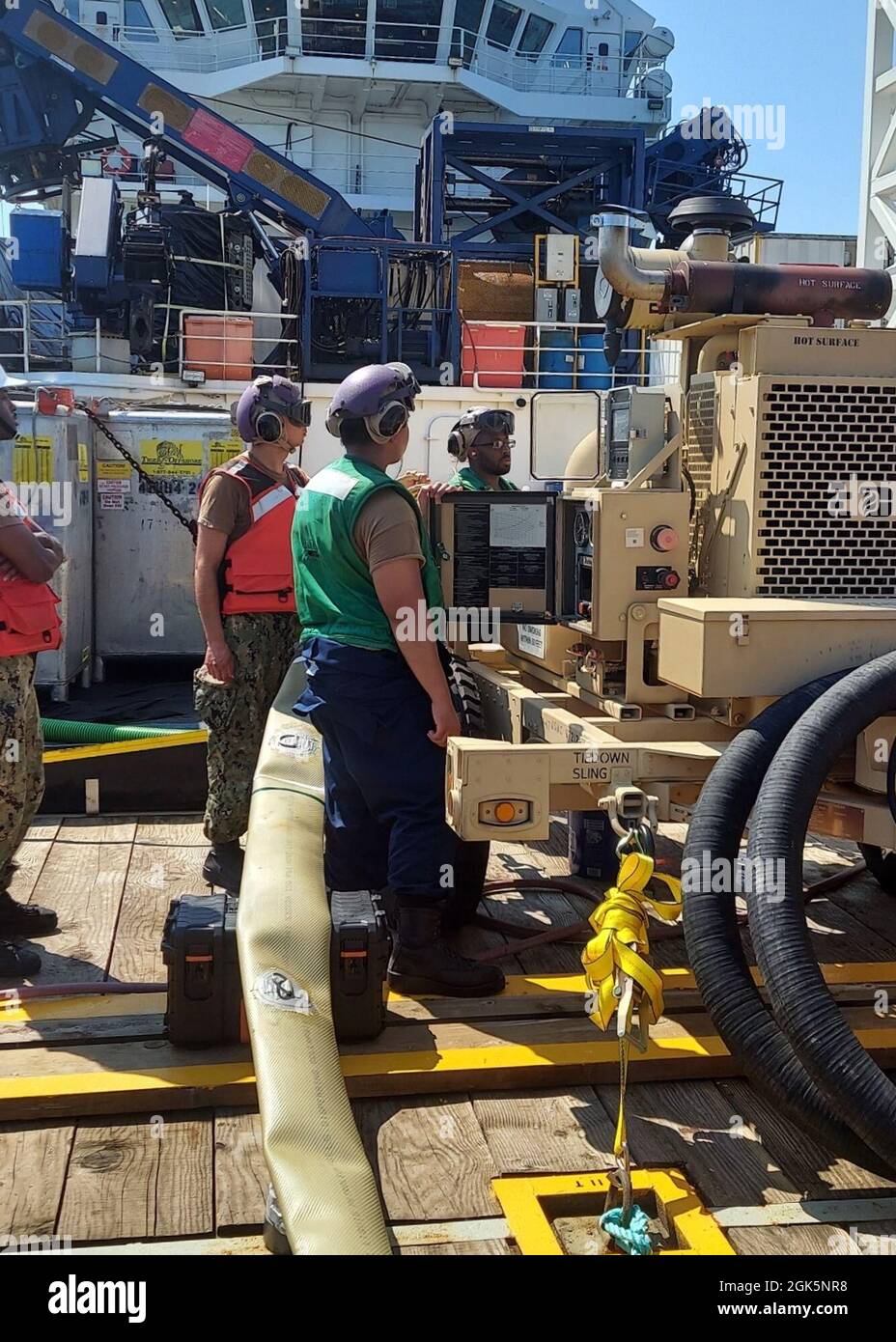 Navy Reserve Sailors from NAVSUP Fleet Logistics Center (FLC ...