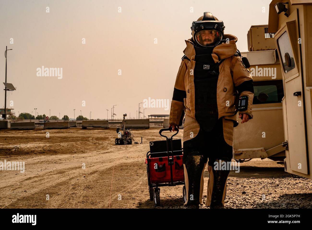 Explosive ordnance disposal team robot hi-res stock photography and ...