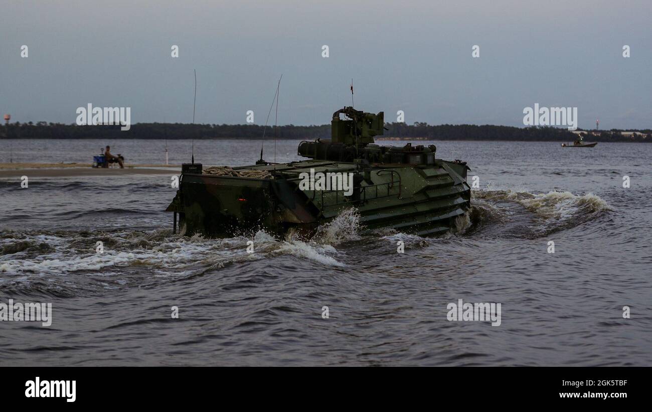 Aav7a1 amphibious assault vehicle hi-res stock photography and images ...