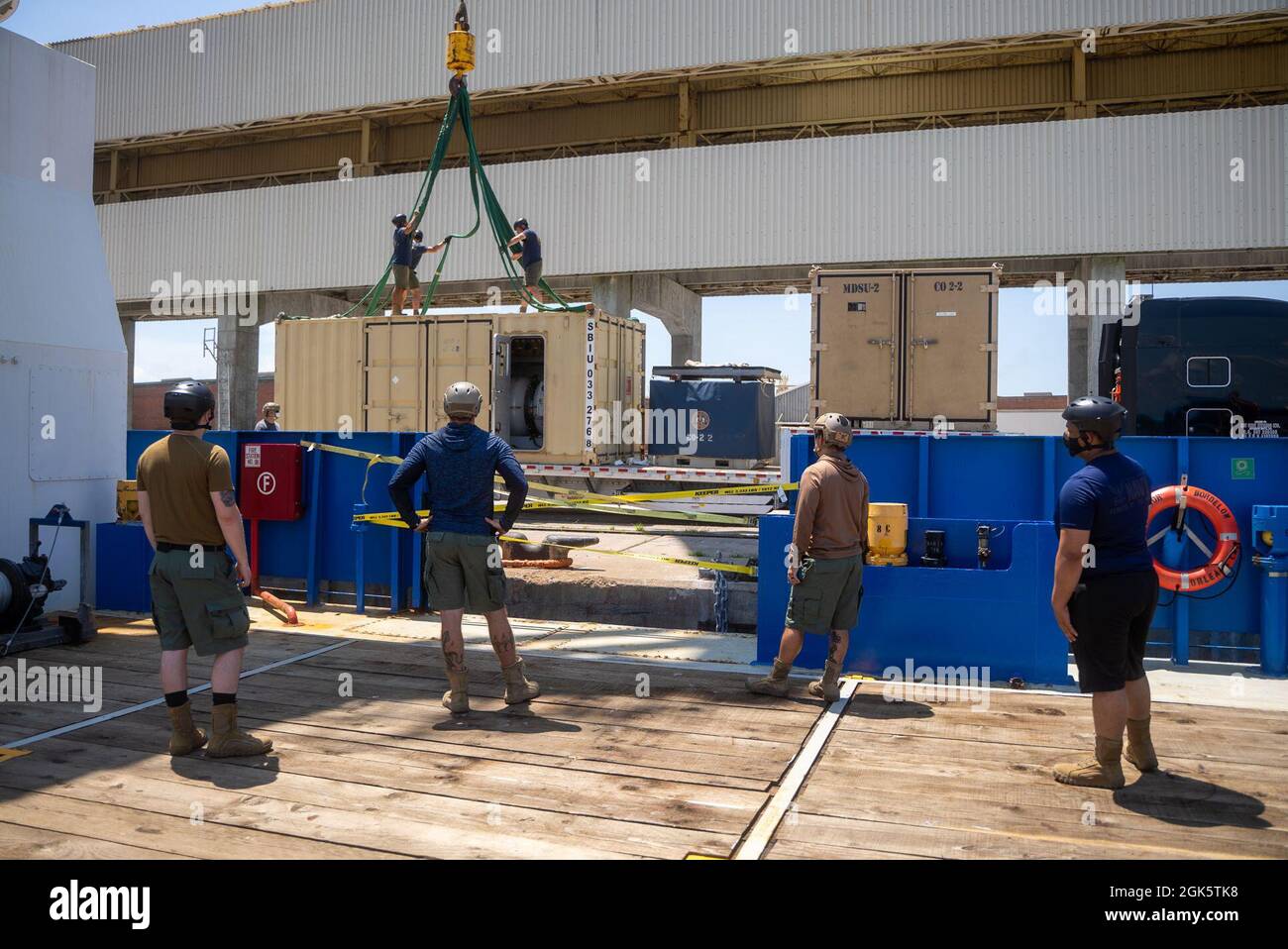Naval diving and salvage training hi-res stock photography and images ...