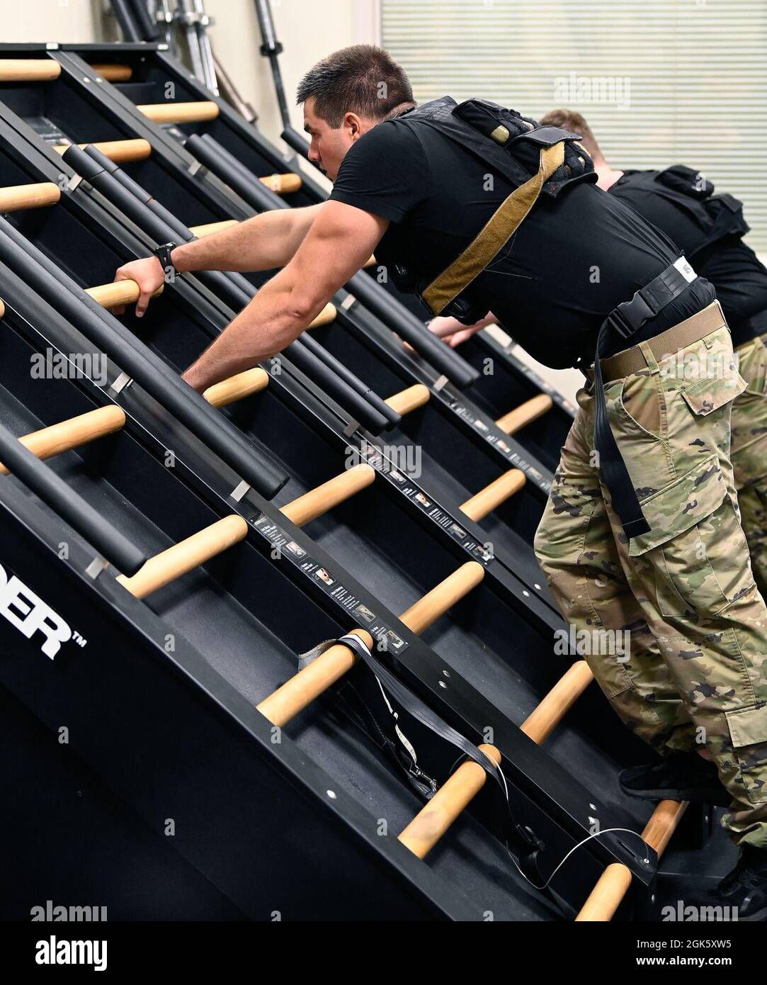 Soldiers assigned to the U.S. Army John F. Kennedy Special Warfare ...