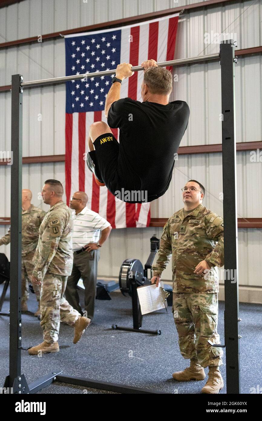 Army combat fitness test leg tuck hi-res stock photography and images ...