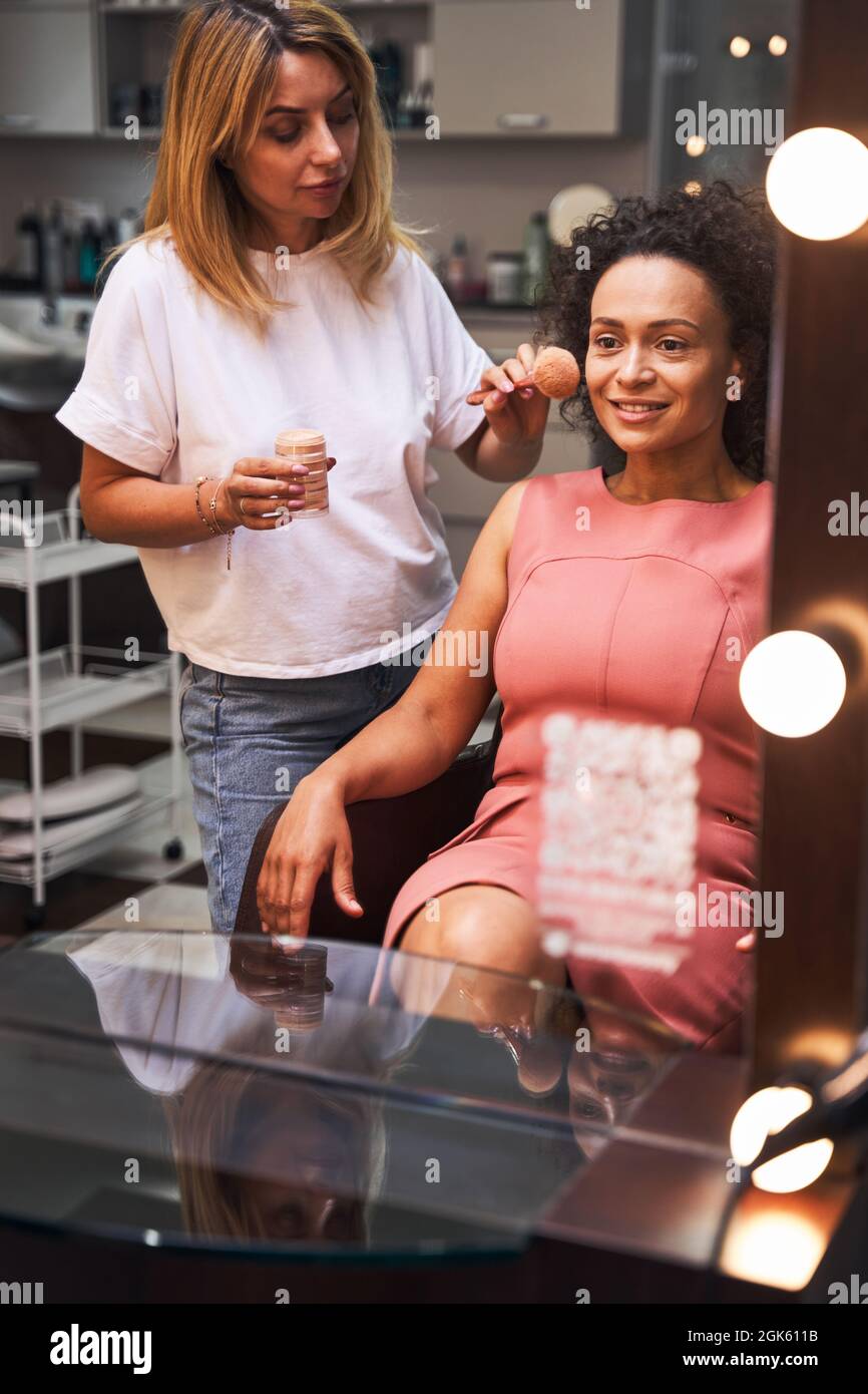 International makeup artist hi-res stock photography and images - Alamy