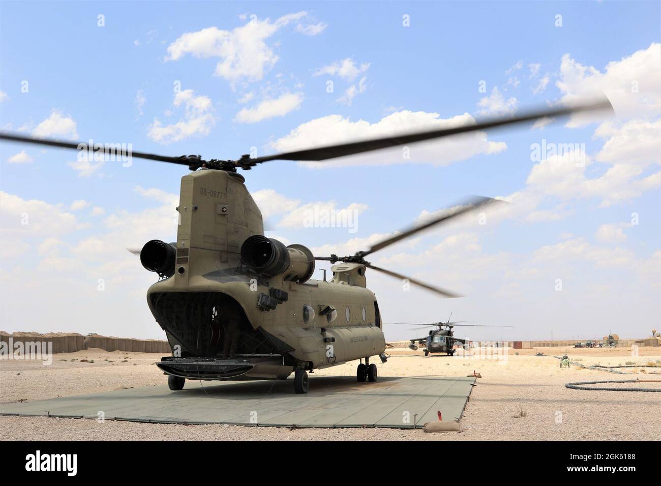 Ch 47 chinook helicopter uh 60 black hi-res stock photography and ...