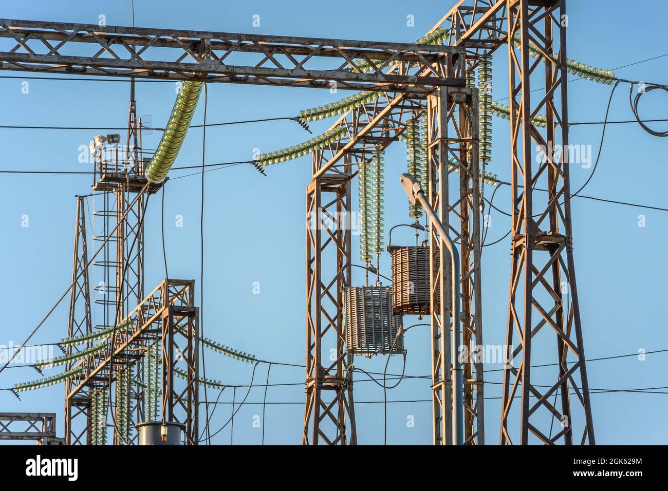 High-voltage power lines with wave trap or high-frequency stopper ...