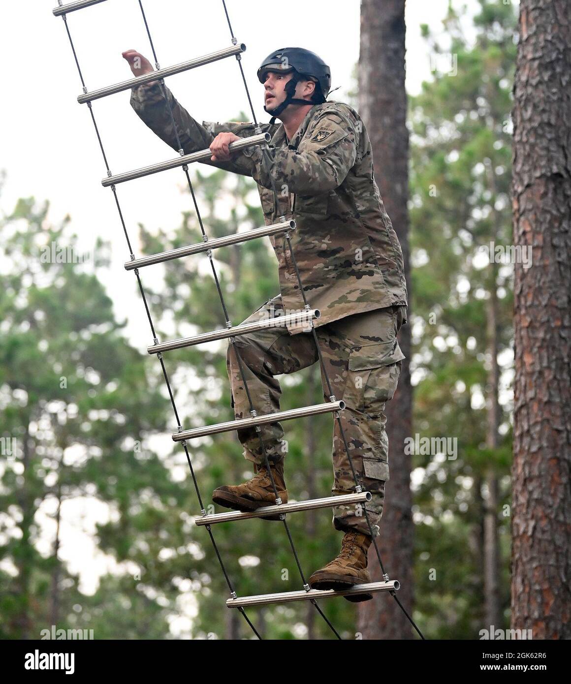 A Soldier assigned to the U.S. Army John F. Kennedy Special Warfare ...