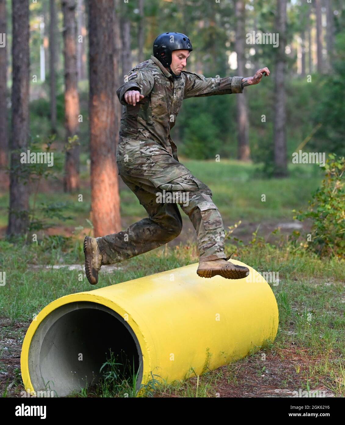 A Soldier assigned to the U.S. Army John F. Kennedy Special Warfare ...