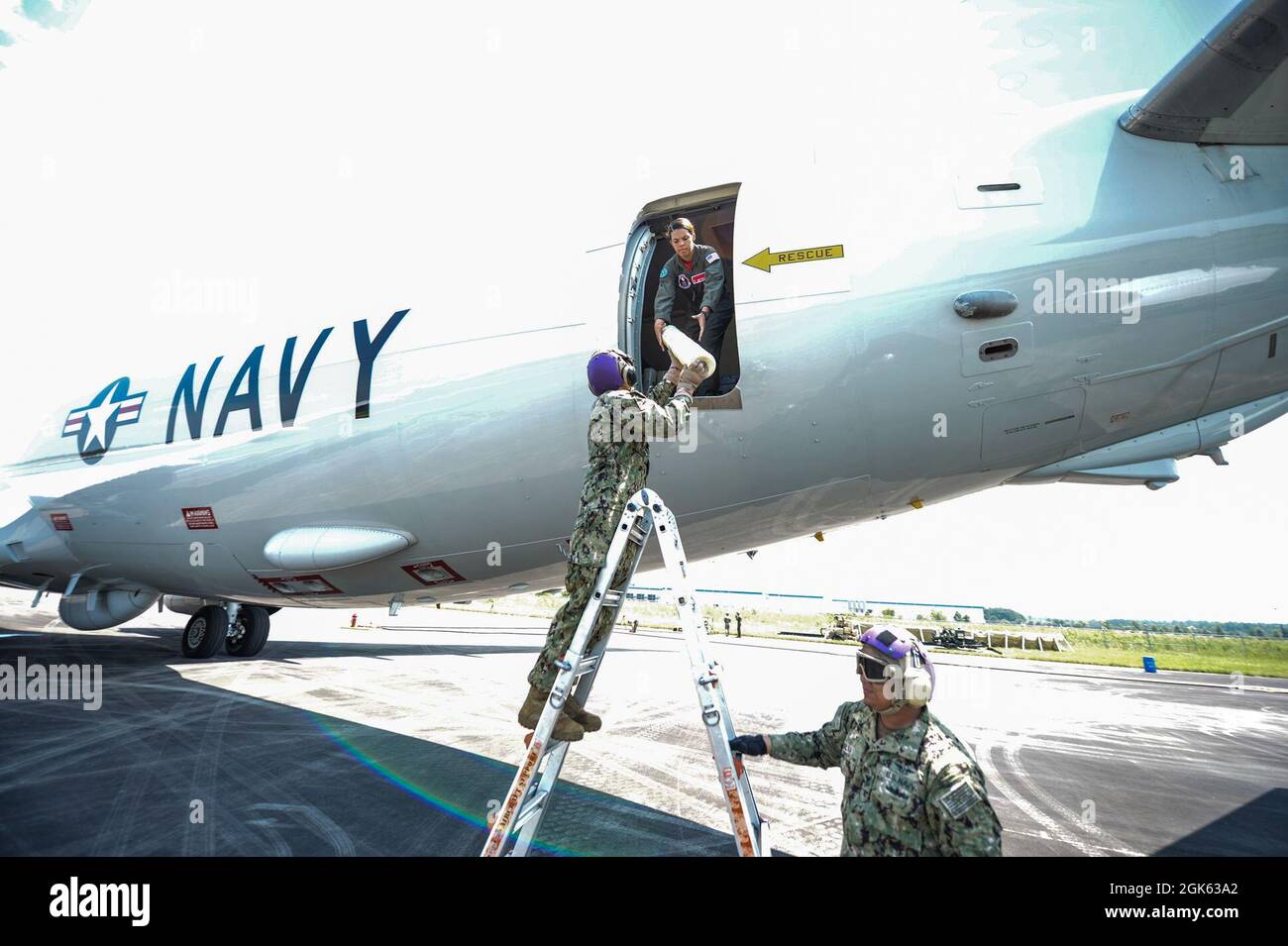 Sailors from Navy Cargo Handling Battalion ONE transfer sonobuoys to a ...