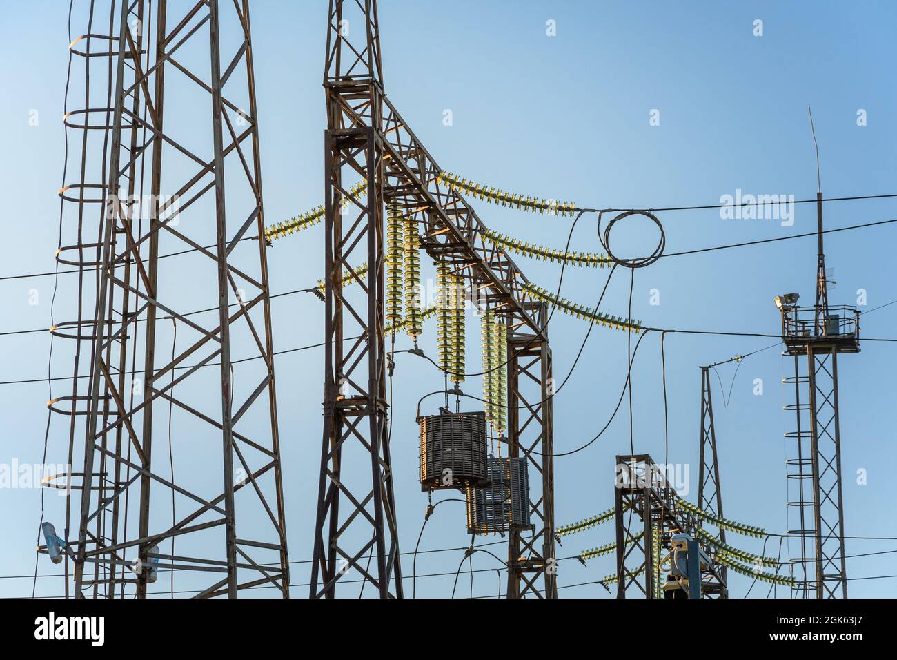 High-voltage power lines with wave trap or high-frequency stopper ...