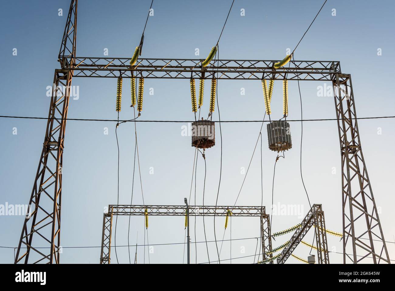 High-voltage power lines with wave trap or high-frequency stopper ...