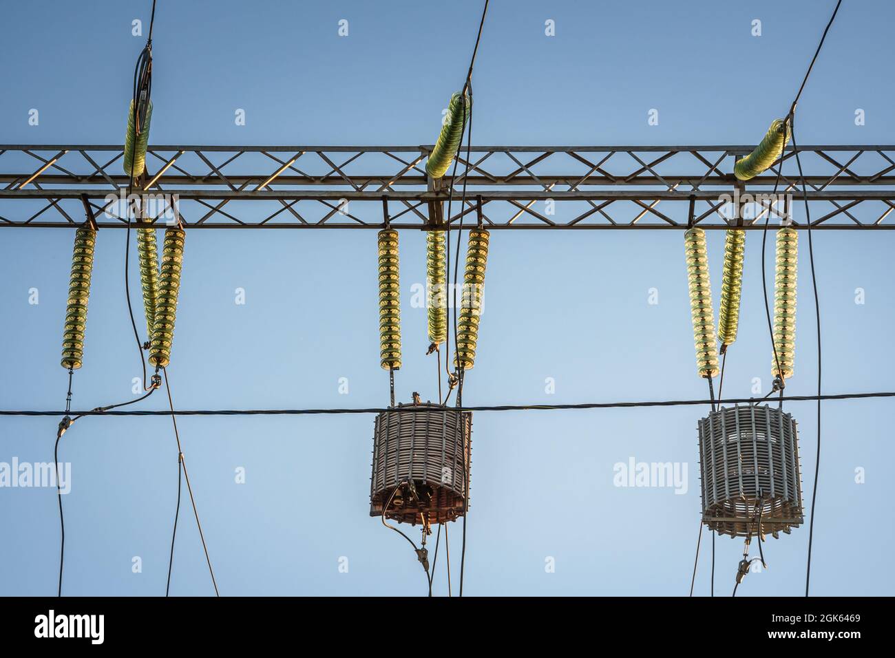 High-voltage power lines with wave trap or high-frequency stopper ...