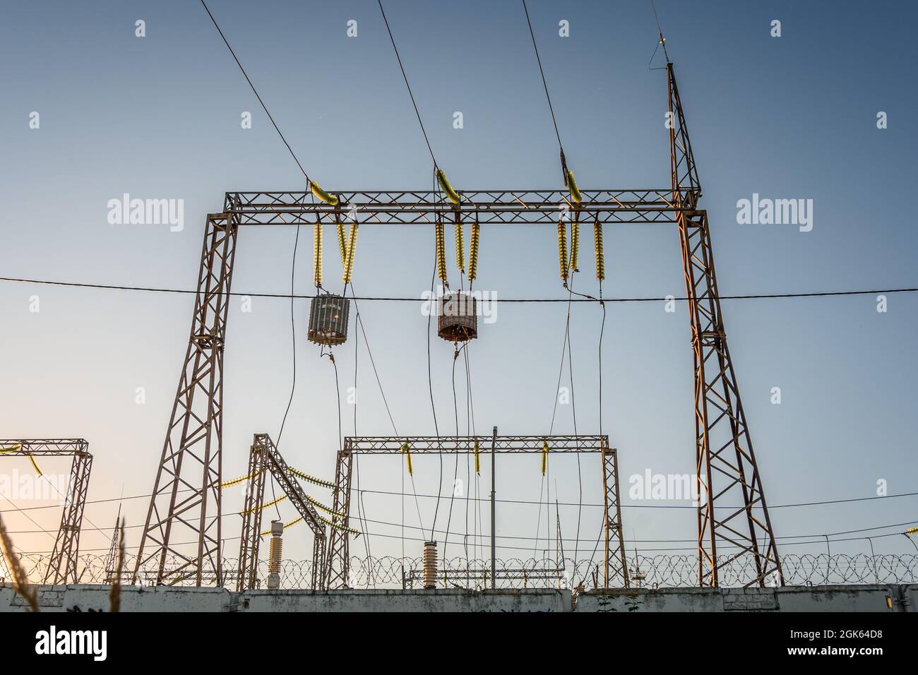 High-voltage power lines with wave trap or high-frequency stopper ...
