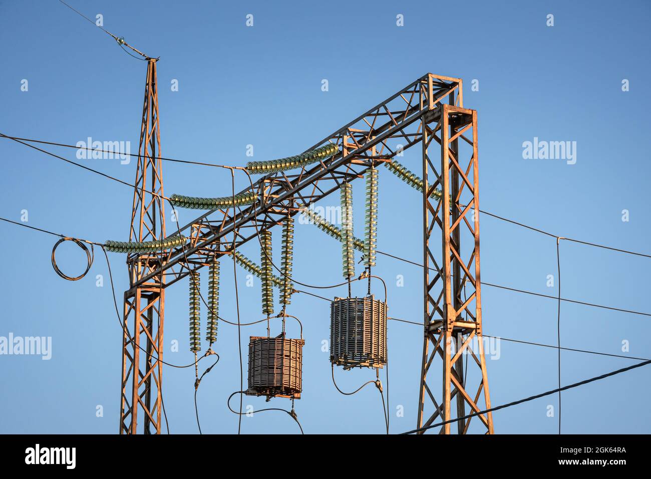 High-voltage power lines with wave trap or high-frequency stopper ...