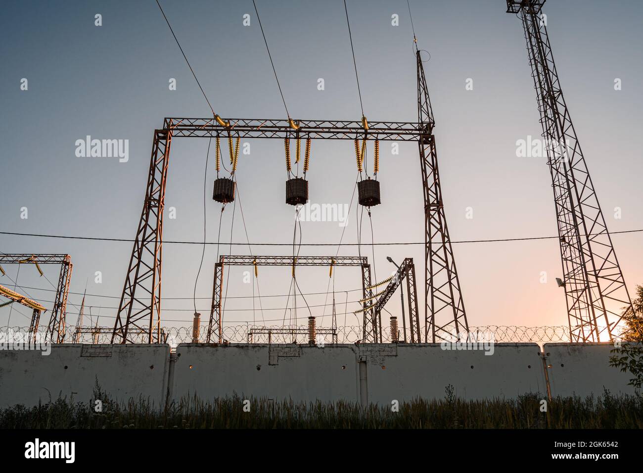 High-voltage power lines with wave trap or high-frequency stopper ...