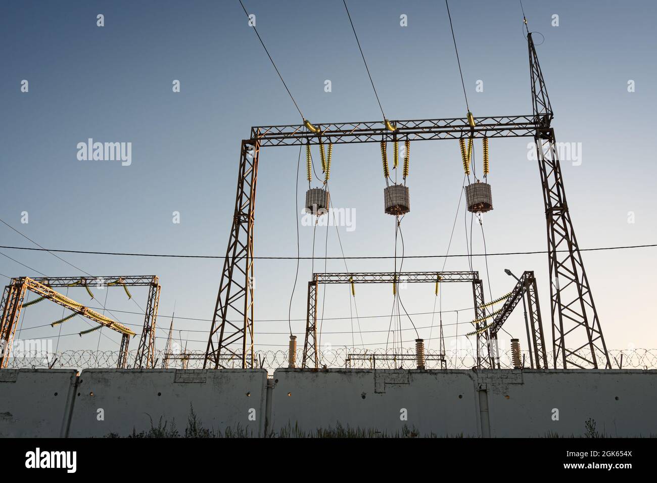 High-voltage power lines with wave trap or high-frequency stopper ...