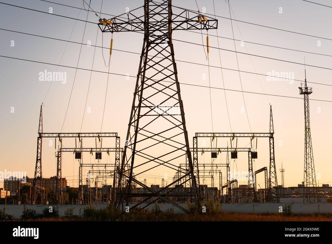 High-voltage power lines with wave trap or high-frequency stopper ...