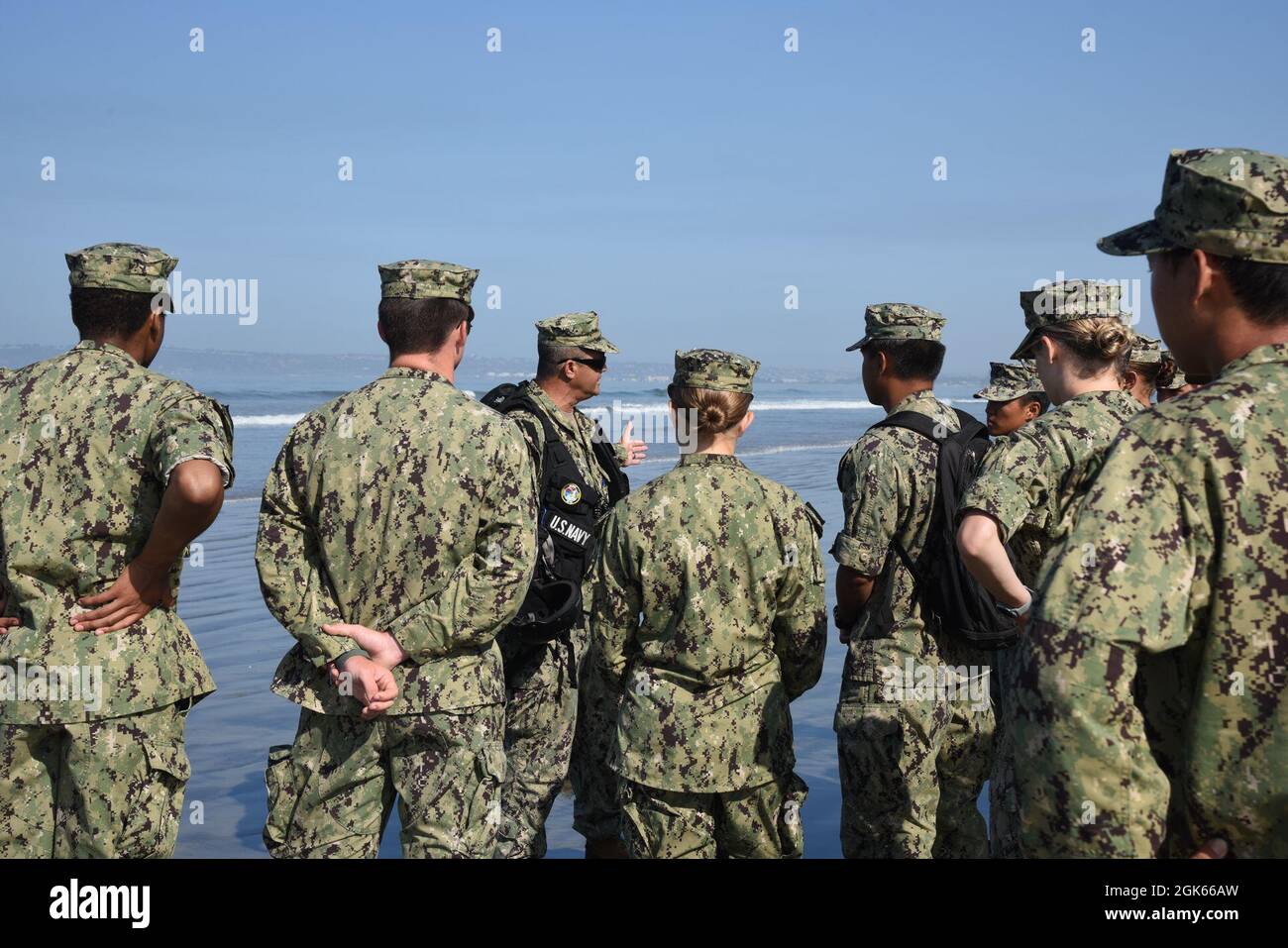 Lt. Steven Vargas, center, briefs U.S. Naval Academy midshipmen on the ...