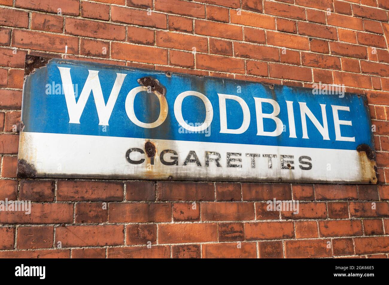 Advertising on brick wall hi-res stock photography and images - Alamy