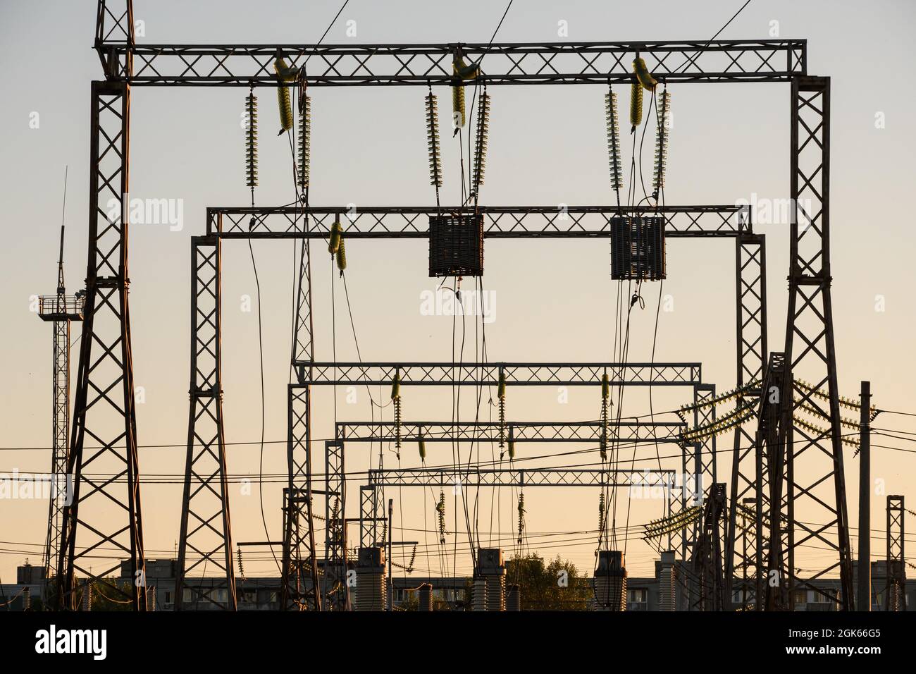 High-voltage power lines with wave trap or high-frequency stopper ...